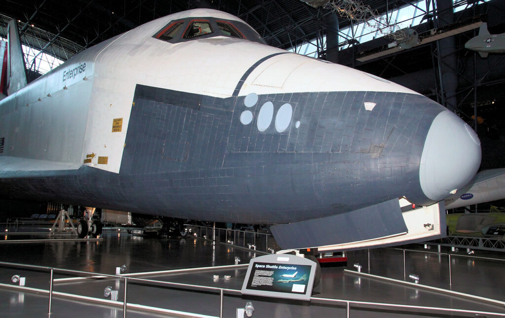 Space Shuttle Discovery und Space Shuttle Enterprise - Raumfähren